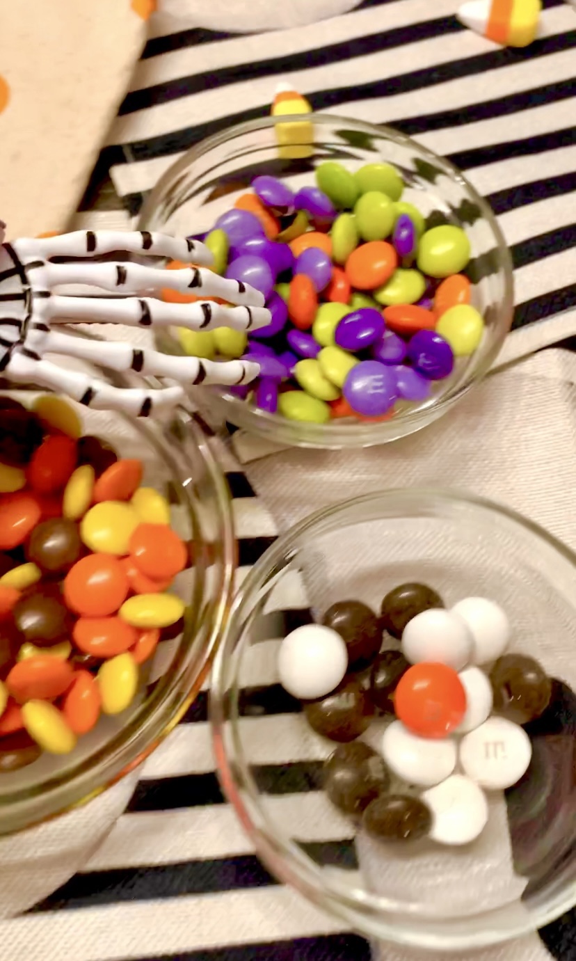 Spooky Puppy Chow using Halloween Candy – Easy Recipe – Midnight ...