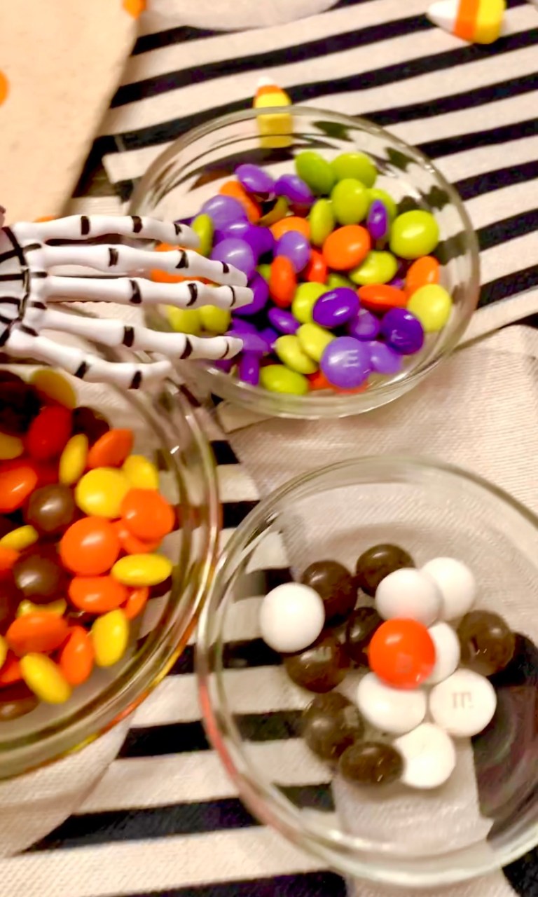 Spooky Puppy Chow using Halloween Candy – Easy Recipe – Midnight ...