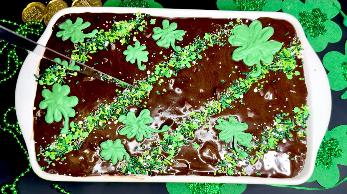 Eclair Cake – Mint Mocha – No Bake Recipe – Midnight Munchies & More!