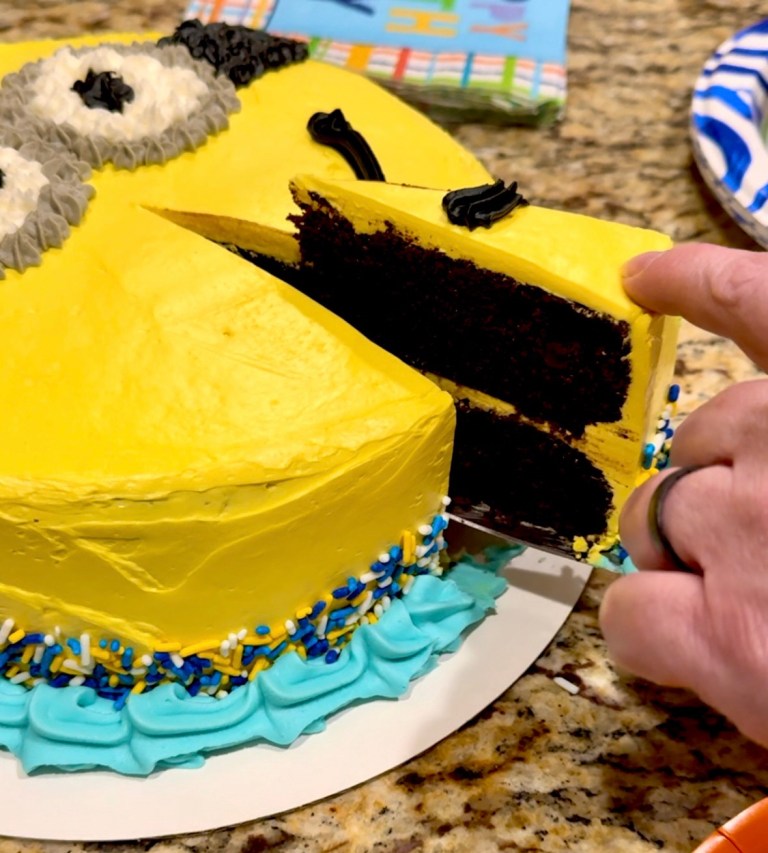 Easy Minion Cake Idea – Midnight Munchies & More!